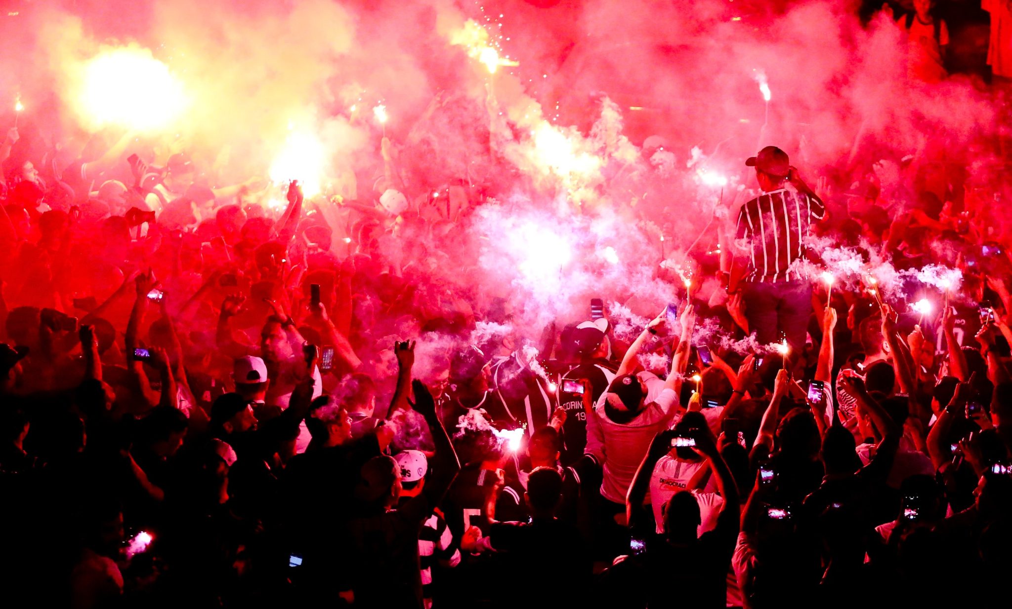 Torcida organizada do Corinthians realiza protesto no Parque São Jorge