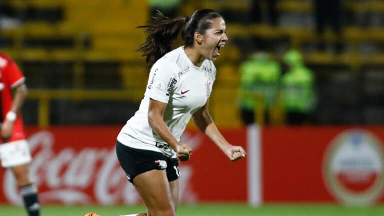 Millene diz que orientação no intervalo ajudou o Corinthians na estreia ...